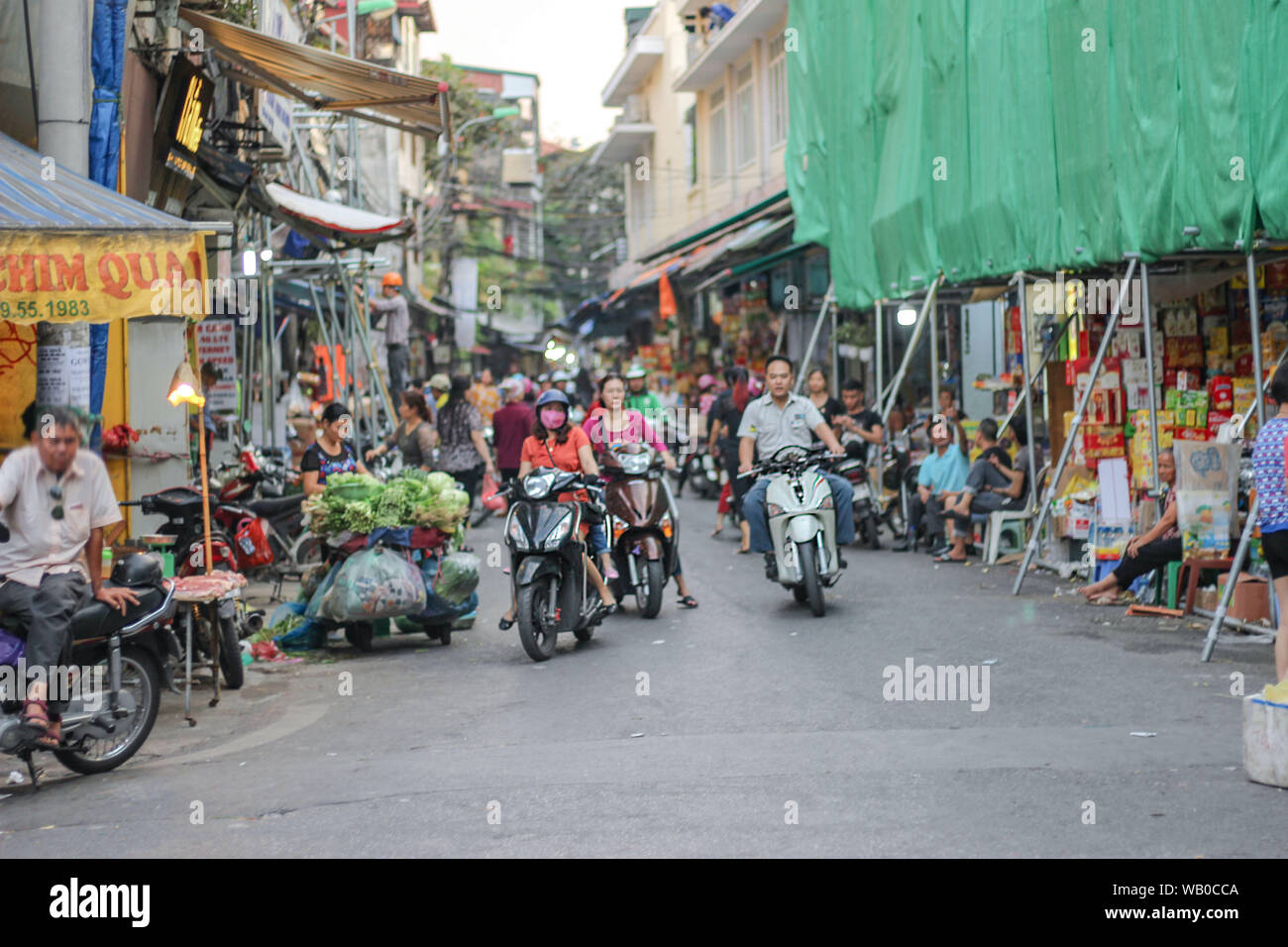 Vietnamese people in street food hi-res stock photography and images ...
