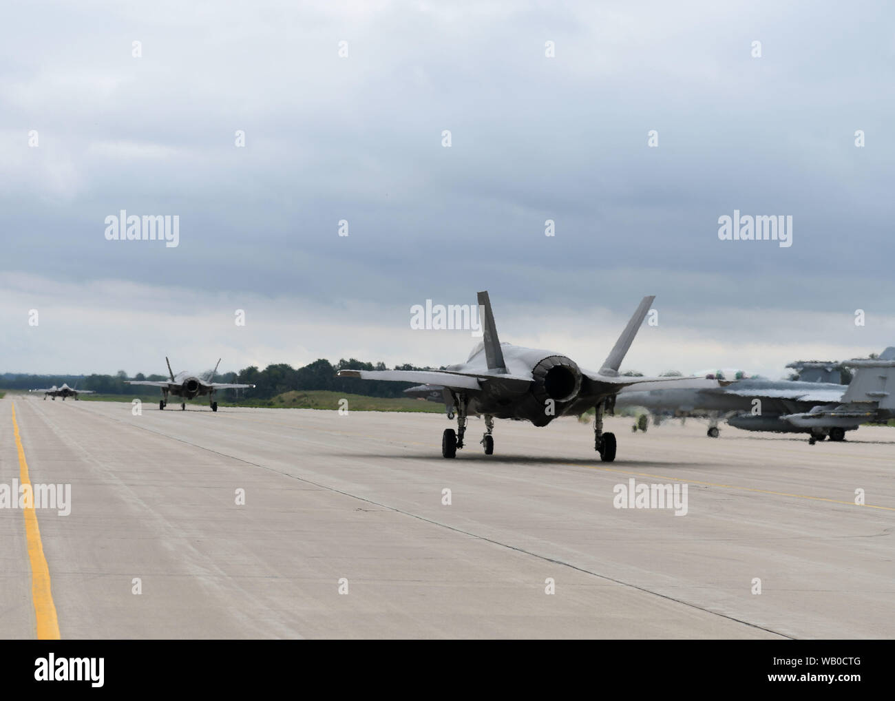 Total runway hi-res stock photography and images - Alamy