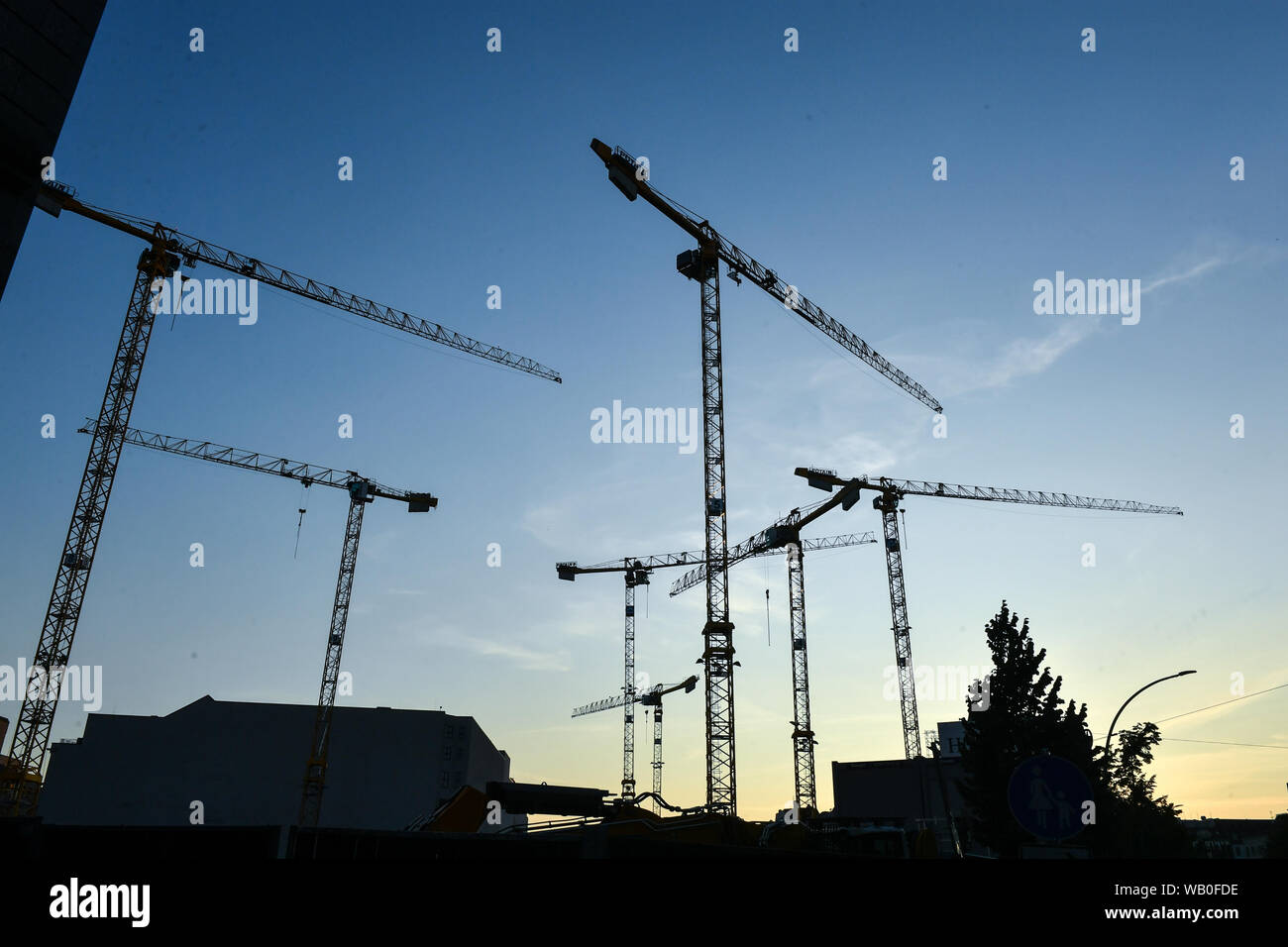 Berlin, Germany. 22nd Aug, 2019. Construction cranes at the ...