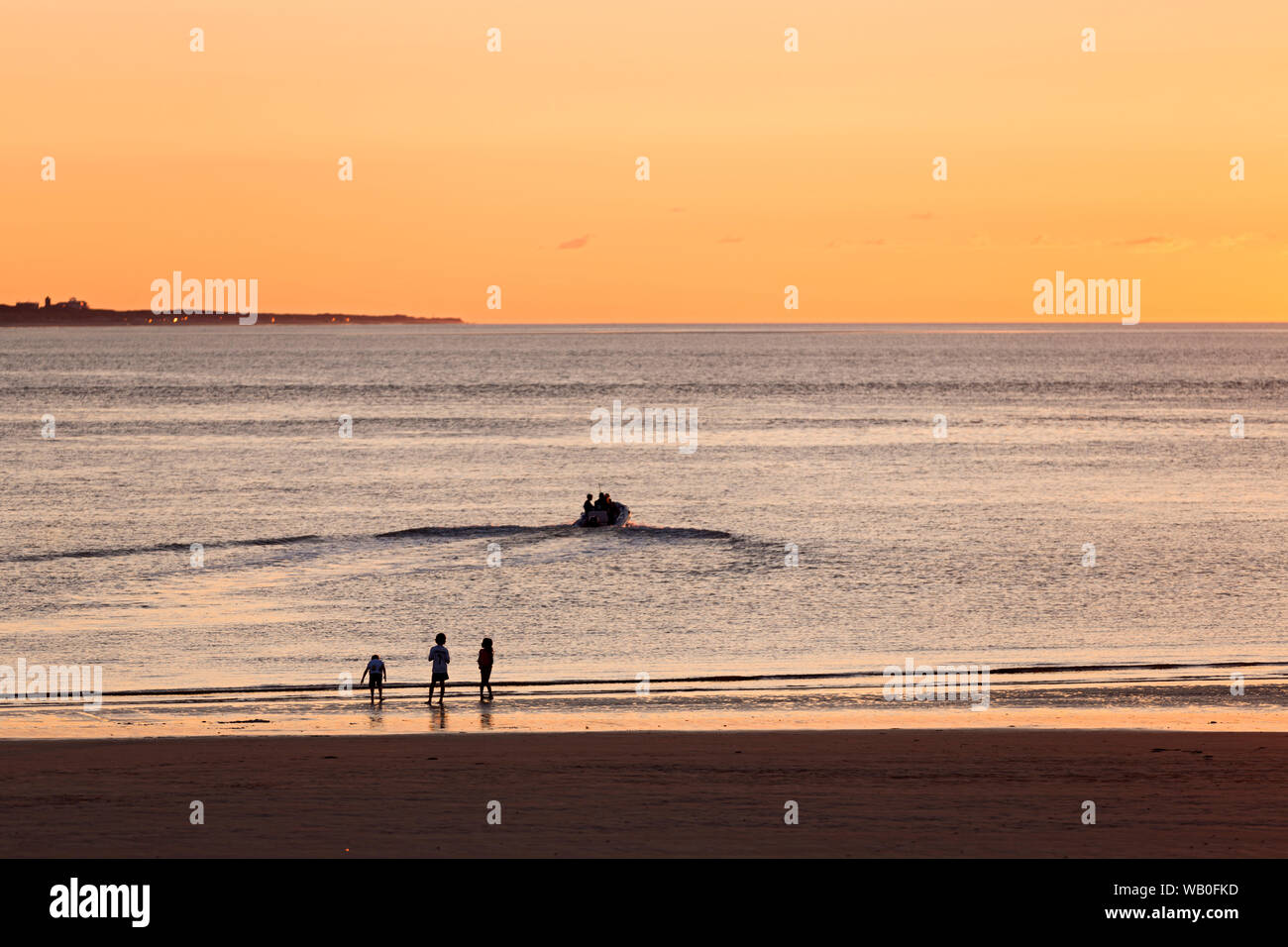 Kinder silhouette strand hi-res stock photography and images - Alamy