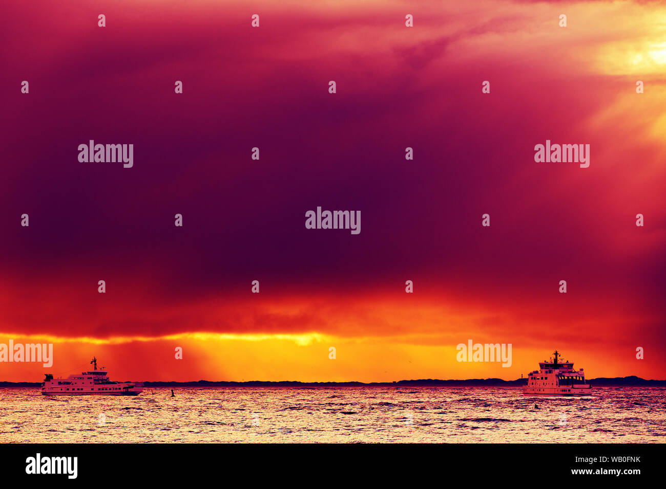 Norderney, Weststrand, Meer, Fähre, Insel Juist Stock Photo - Alamy