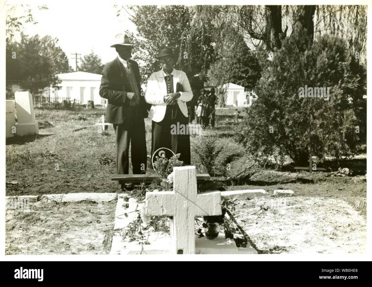 Man and woman mourning at a grave Stock Photo - Alamy