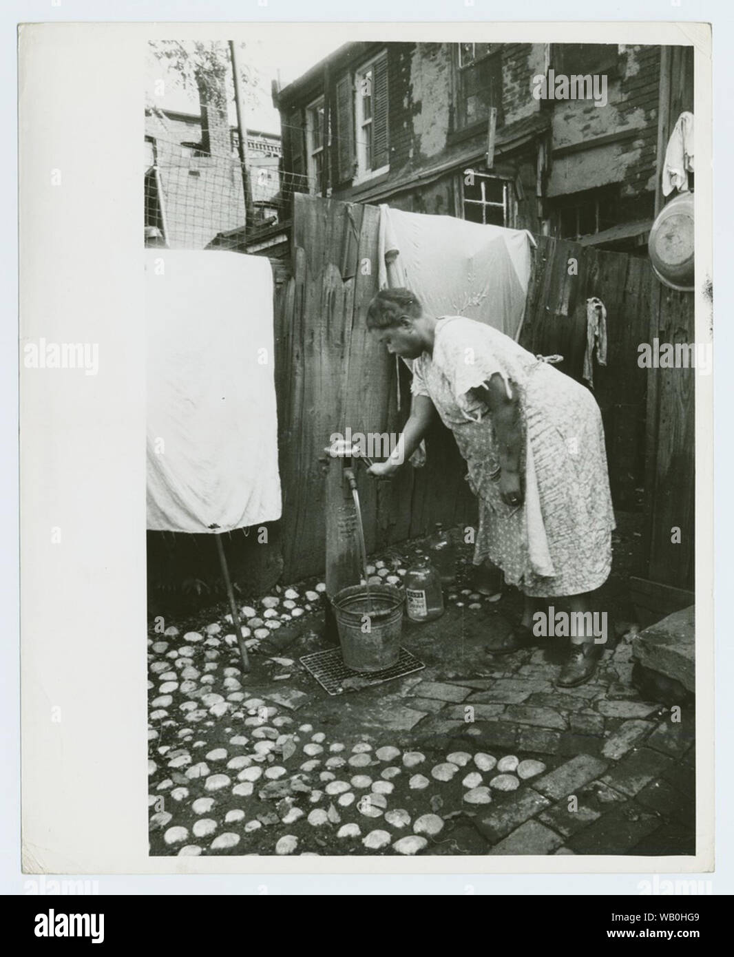 Poverty Woman 1920s Stock Photos & Poverty Woman 1920s Stock Images - Alamy