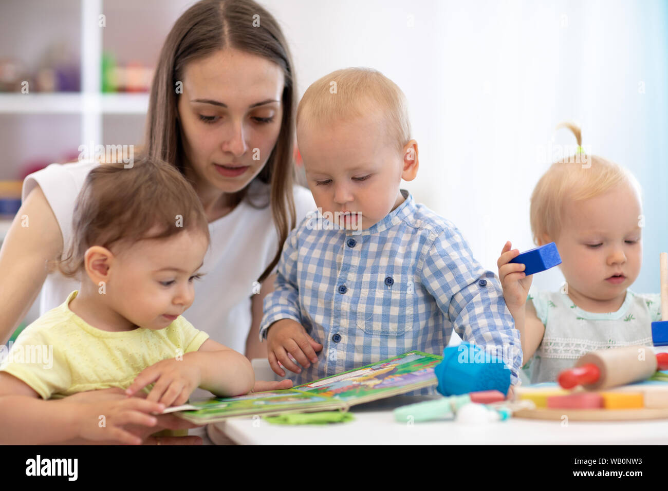 Babysitter reading story kids hi-res stock photography and images - Alamy
