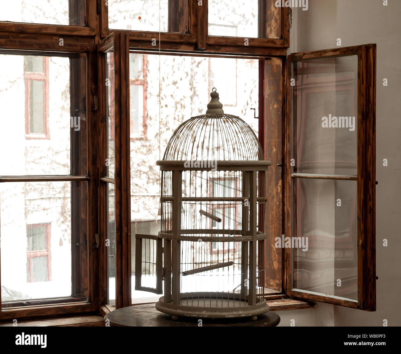 Silhouette birdcage hi-res stock photography and images - Alamy