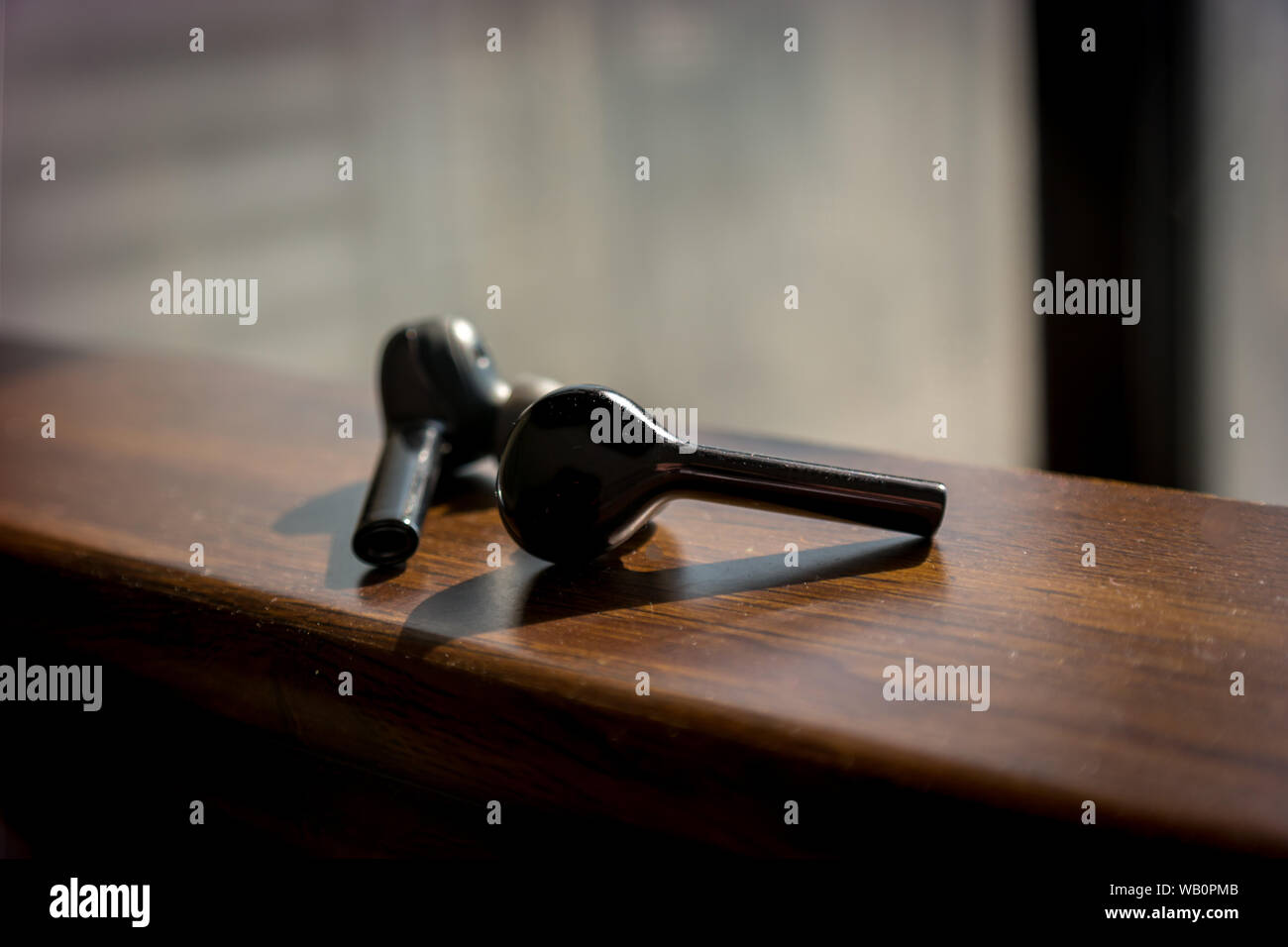 Best earbuds hi-res stock photography and images - Alamy