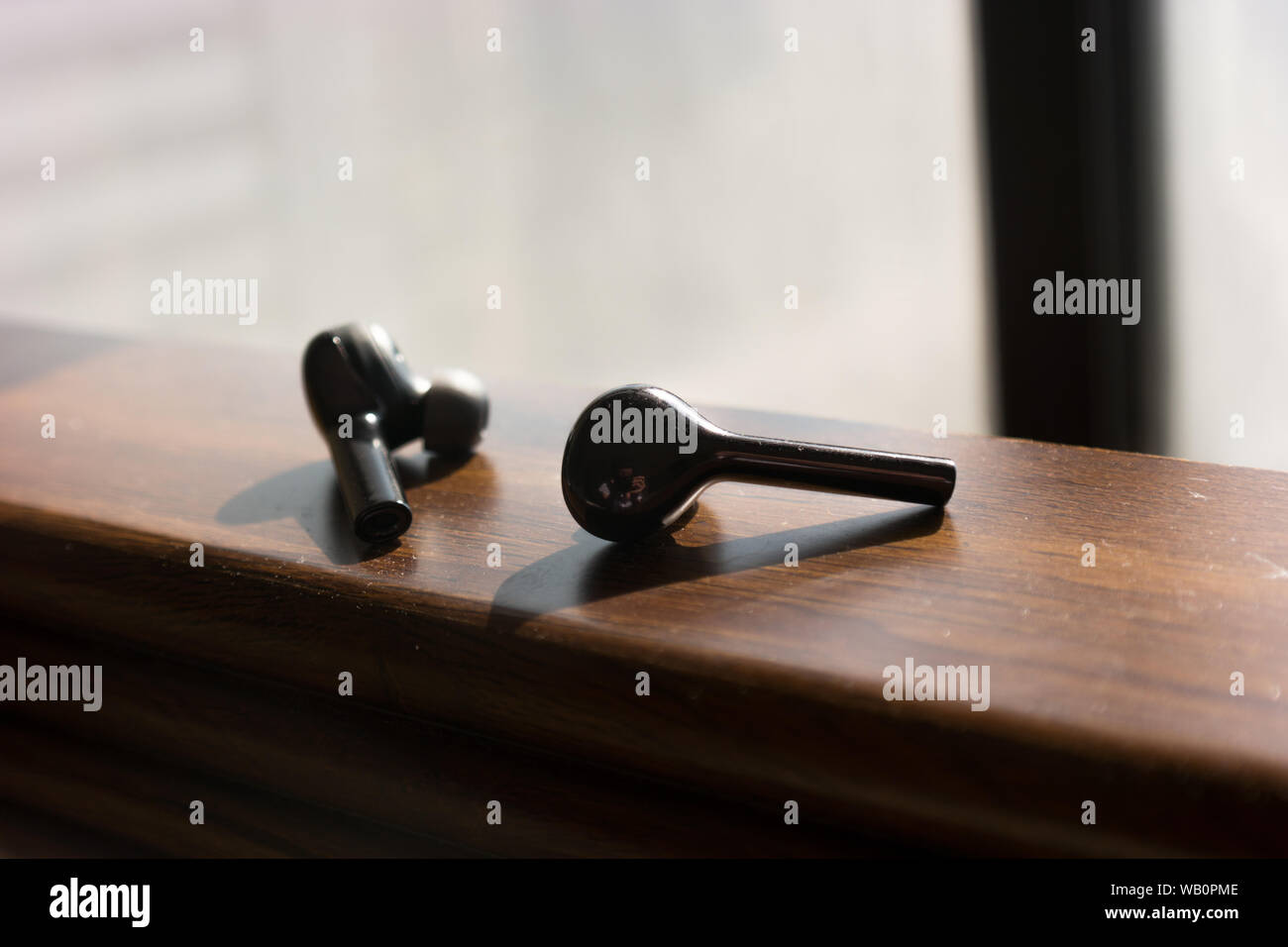 Best earbuds hi-res stock photography and images - Alamy