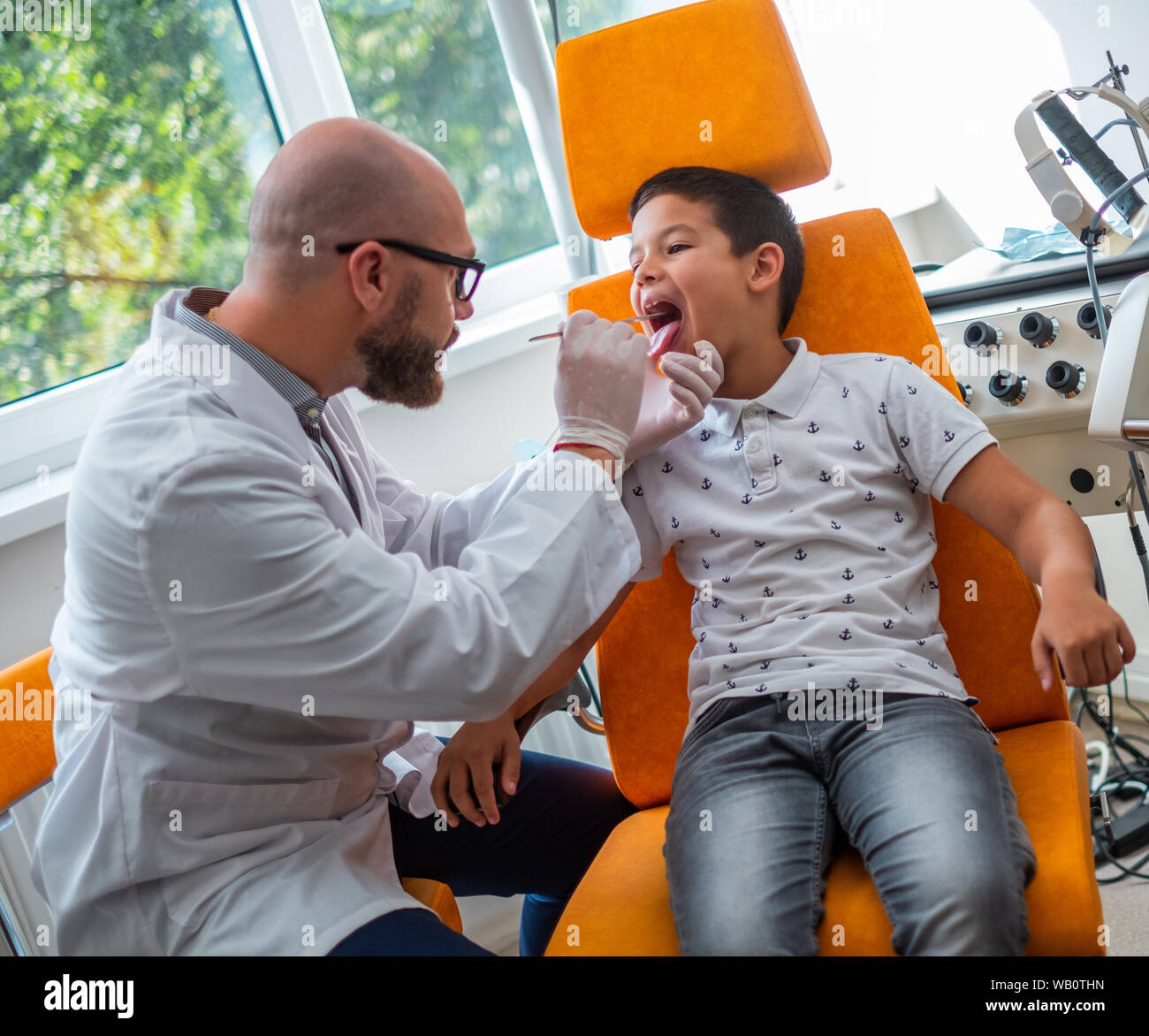 Check up doctor boy hi-res stock photography and images - Alamy