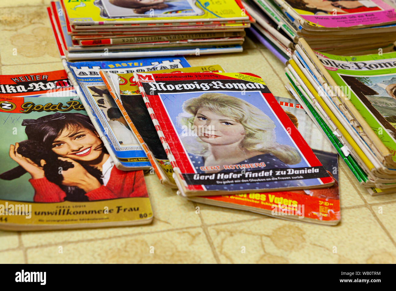 Vintage gossip magazine hi-res stock photography and images - Alamy