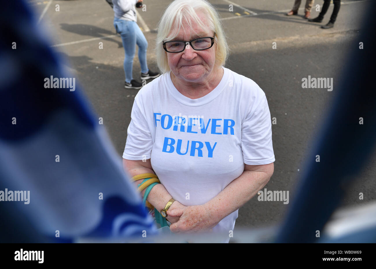 Bury fan jean hall looks hand written notes hi-res stock photography ...