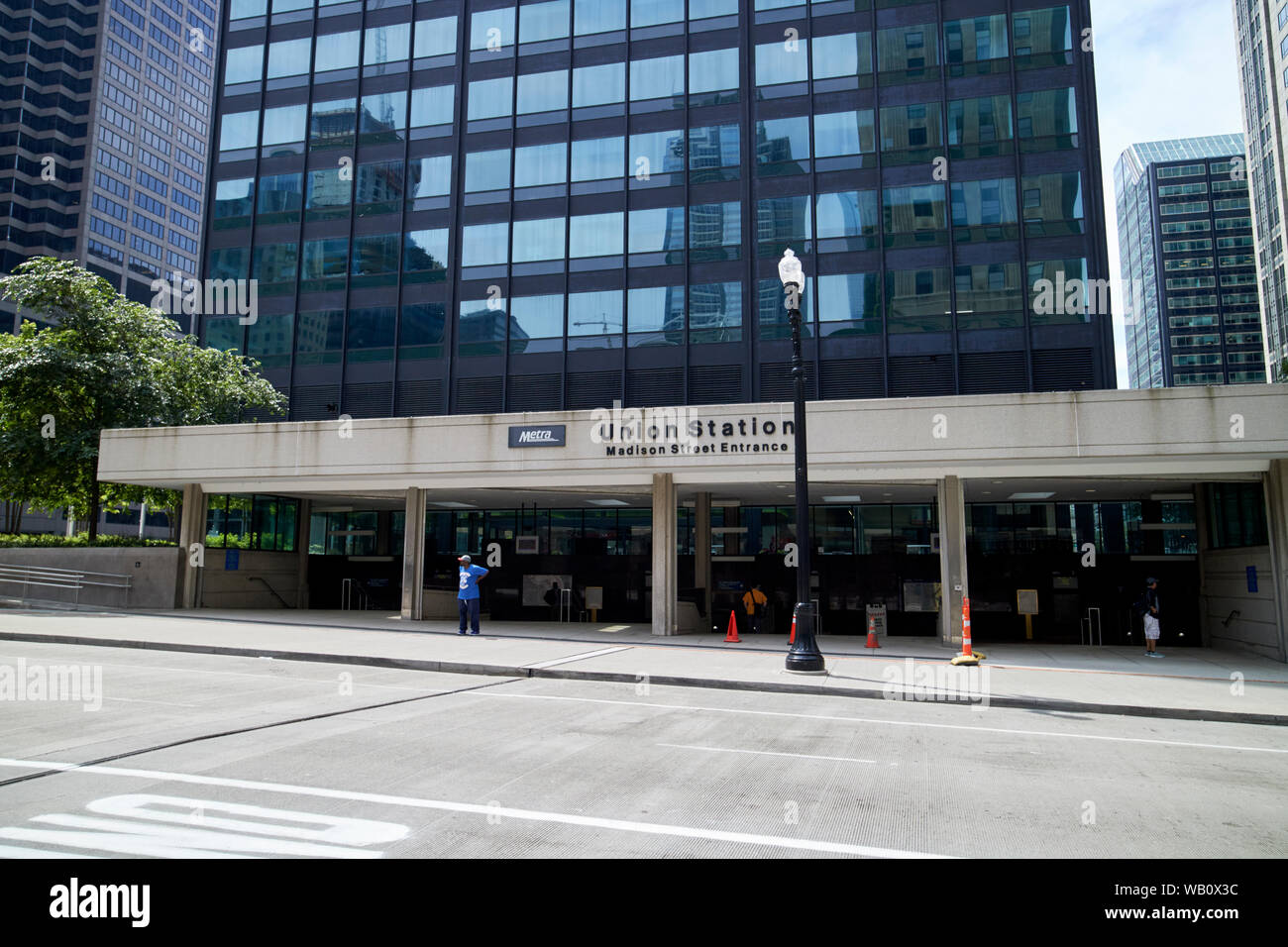 Chicago illinois usa madison street hi-res stock photography and images ...