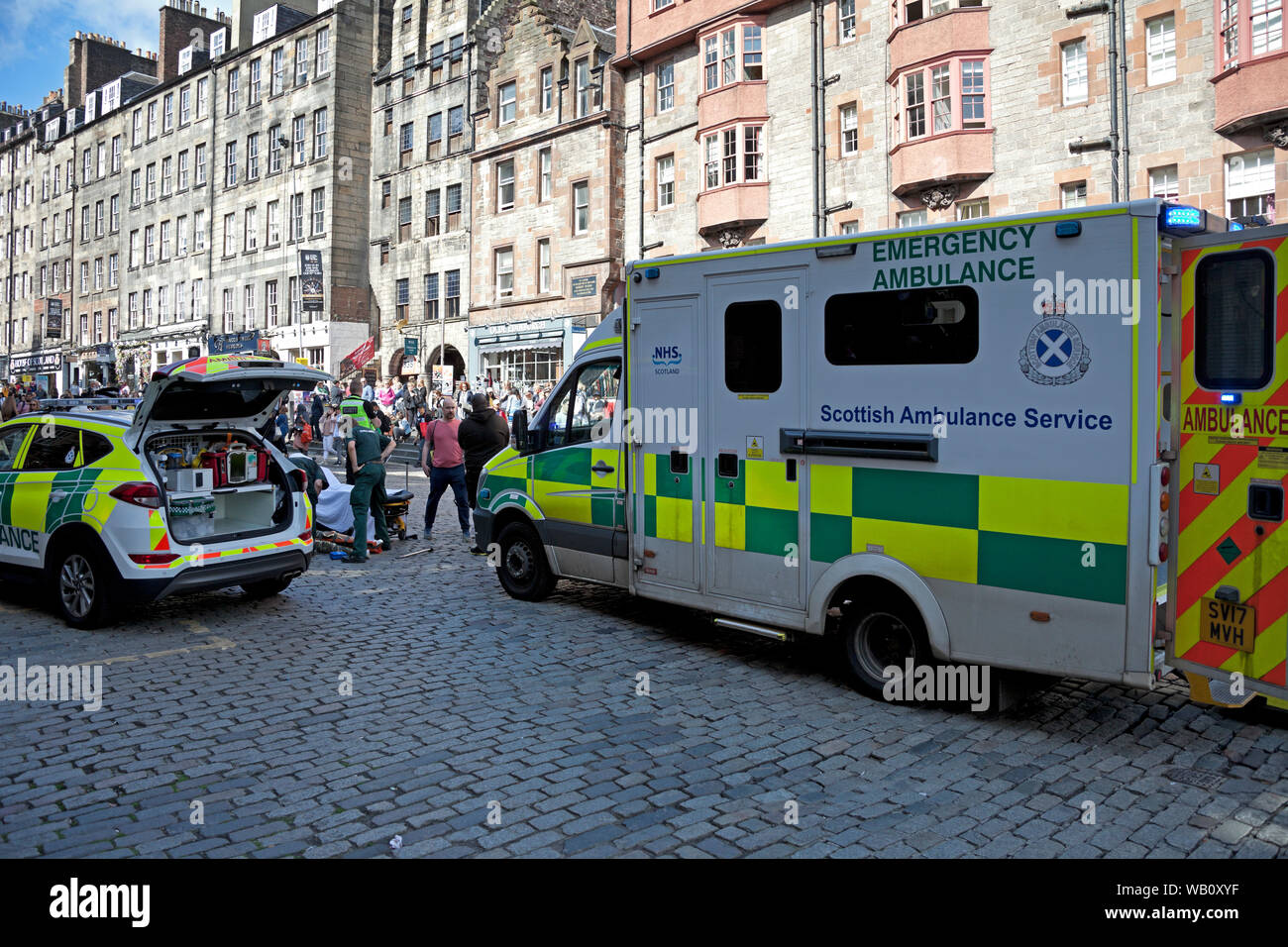 Ambulance staff uk hi-res stock photography and images - Alamy