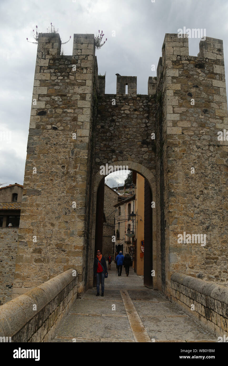 Medieval fortified bridge, Besalu, Catalonia. Spain Stock Photo - Alamy