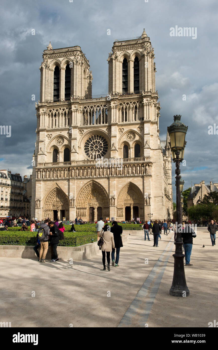 Notre dame paris rose window hi-res stock photography and images - Alamy