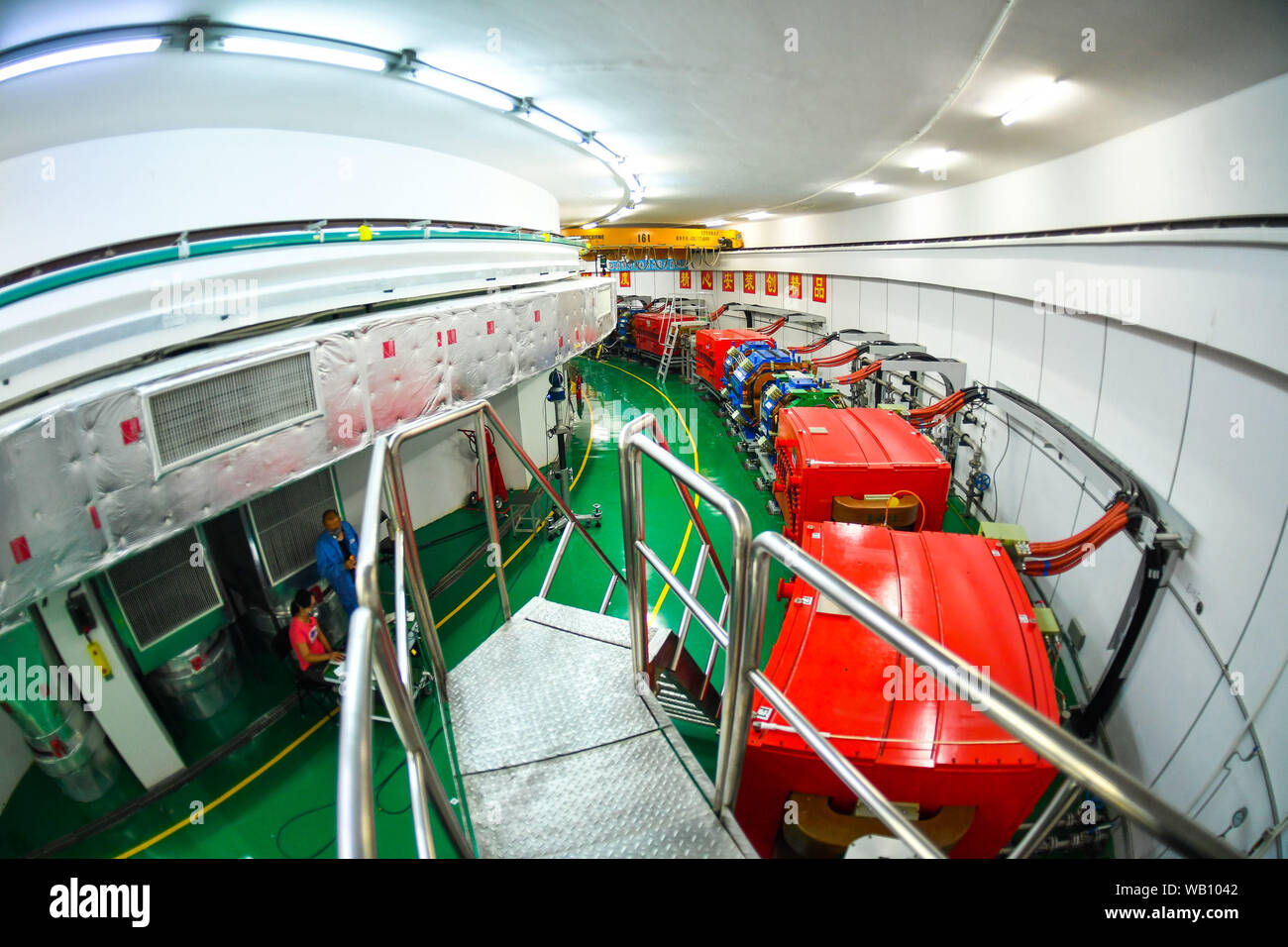 (190823) -- GUANGZHOU, Aug. 23, 2019 (Xinhua) -- Operators check the ...