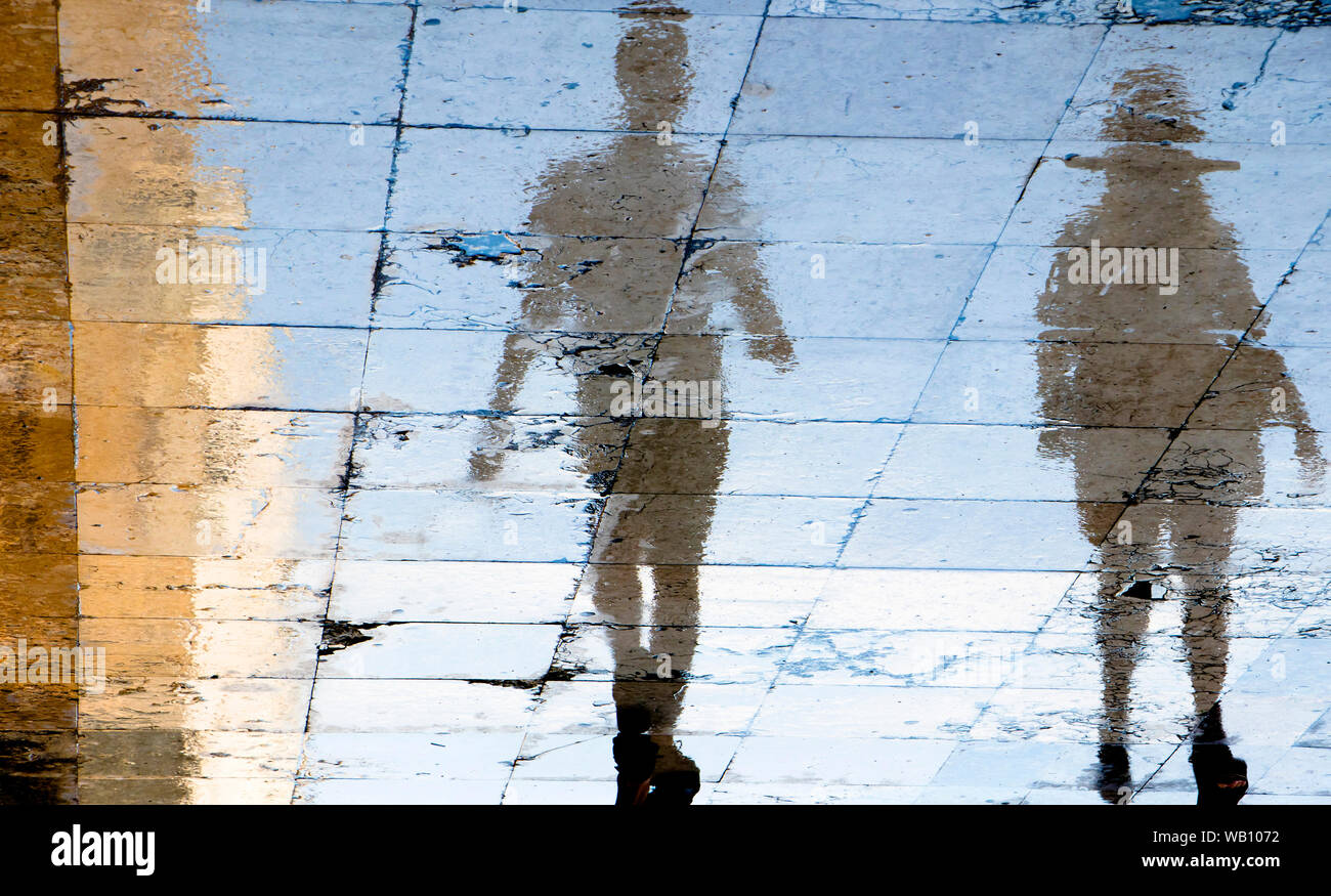Reflection in wet street hi-res stock photography and images - Alamy