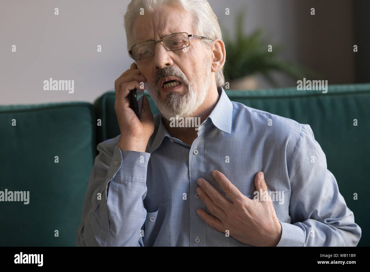Man call 911 on cellphone hi-res stock photography and images - Alamy
