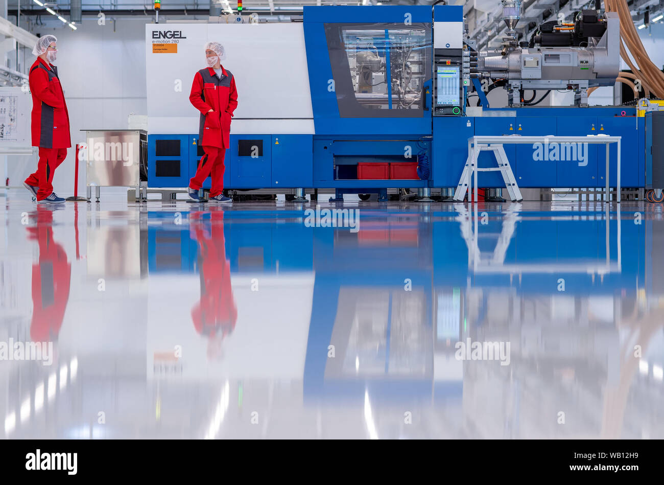 Schwerin, Germany. 22nd Aug, 2019. Employees walk past an injection ...