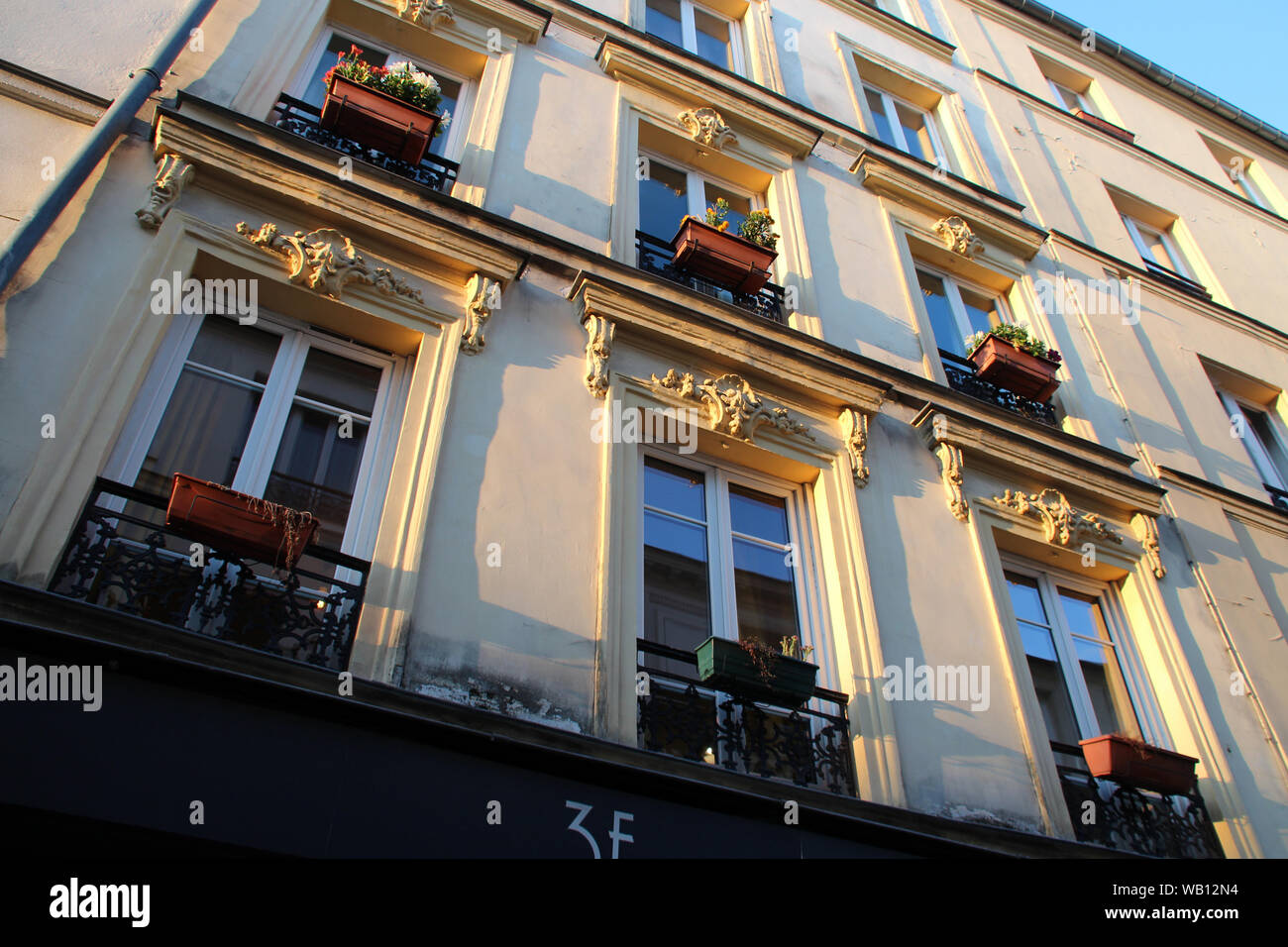 flat building in montmartre in paris (france Stock Photo - Alamy