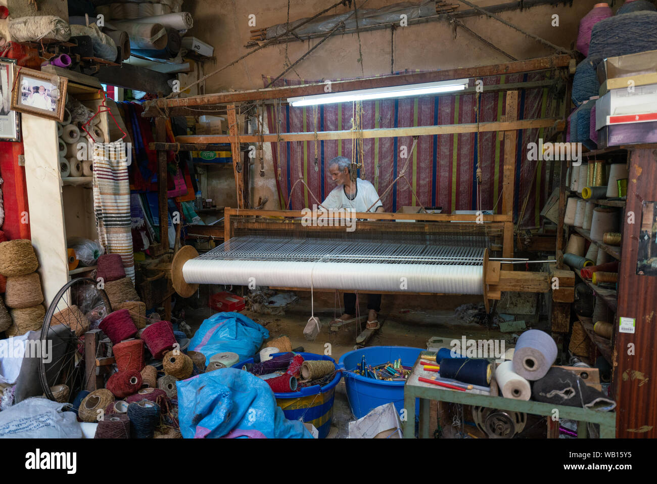 Carpet weaver hi-res stock photography and images - Alamy