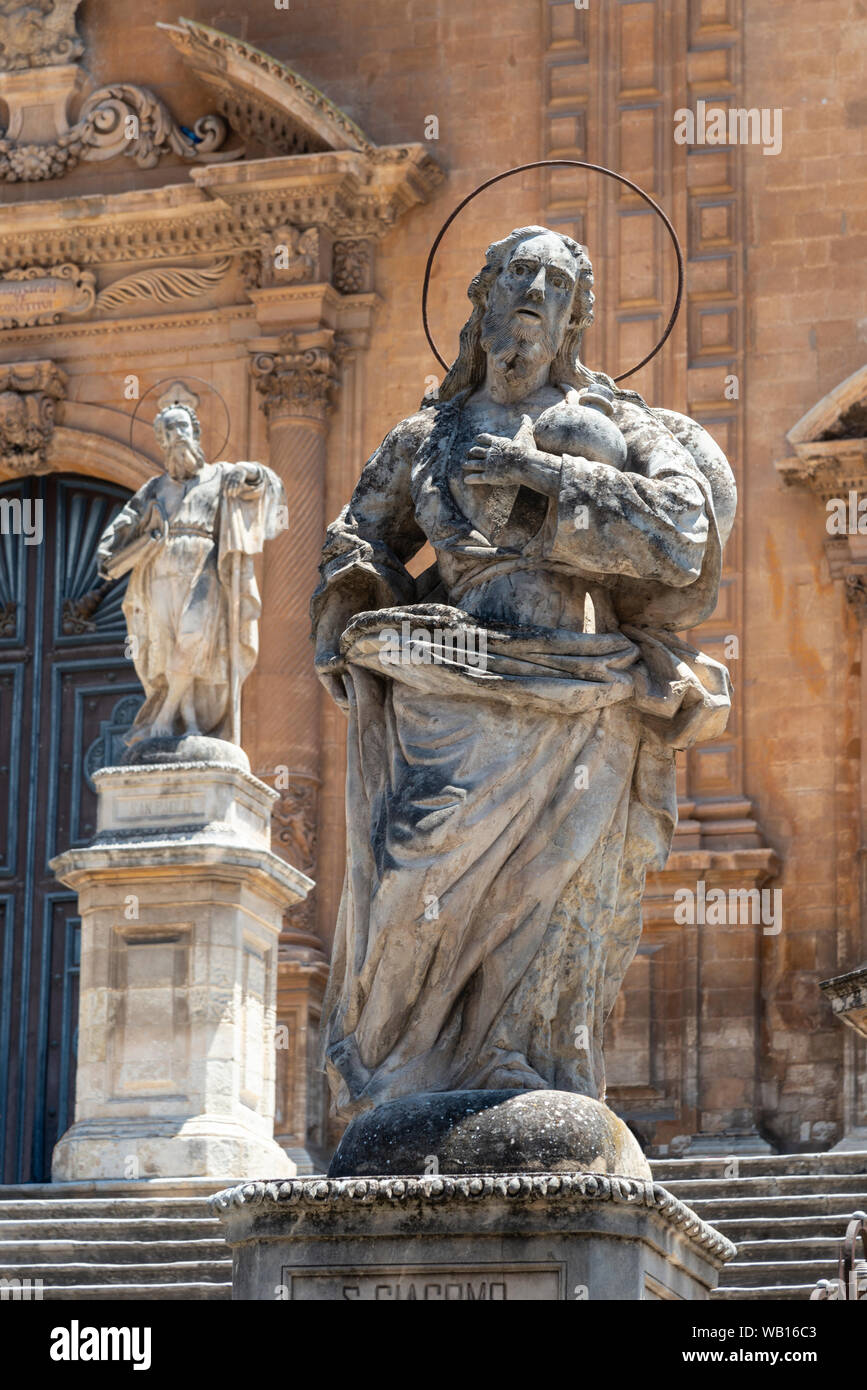 Statues outside catholic church hi-res stock photography and images - Alamy