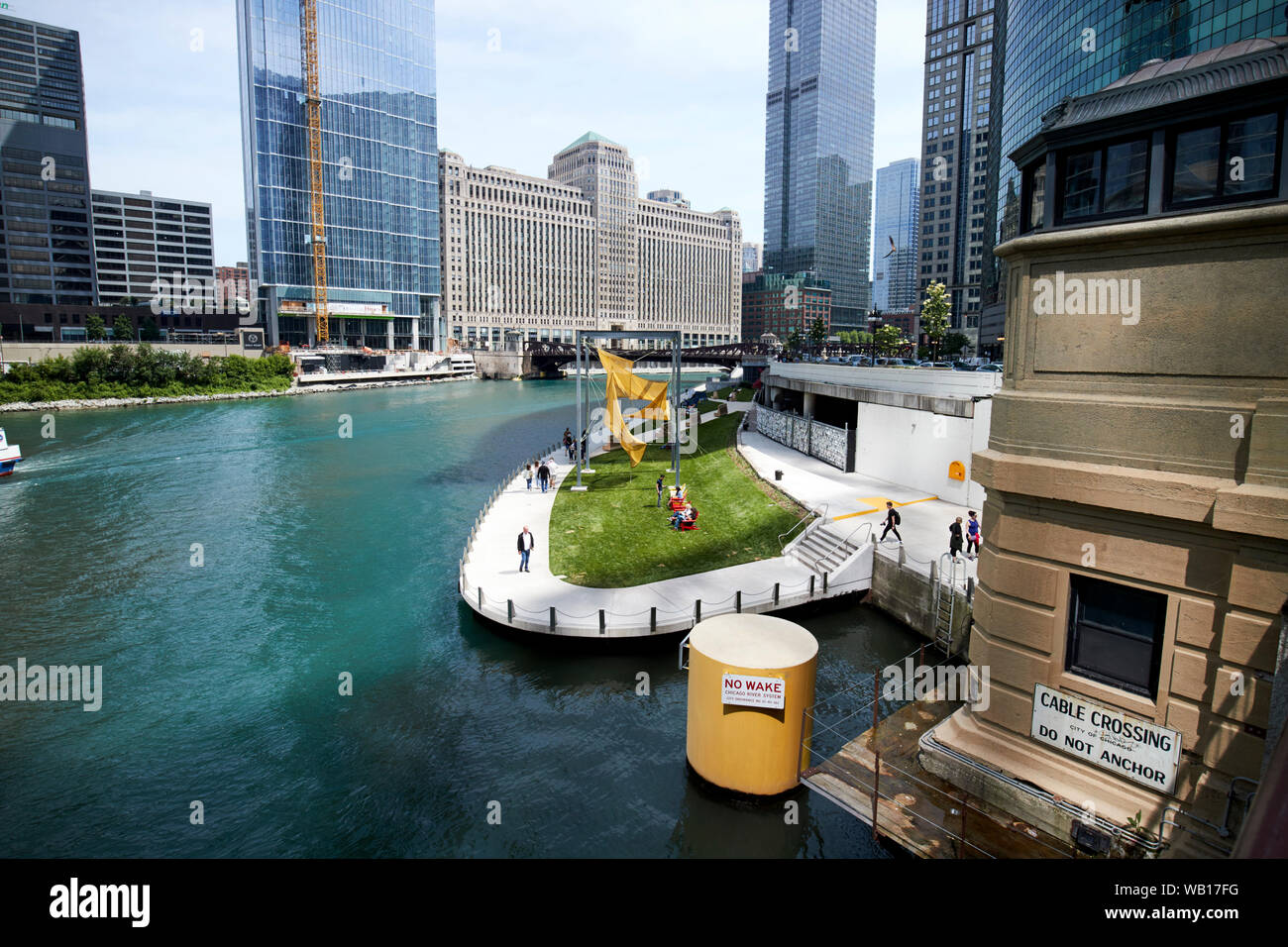 chicago riverwalk at lake st bridge and Wolf Point on the chicago river ...
