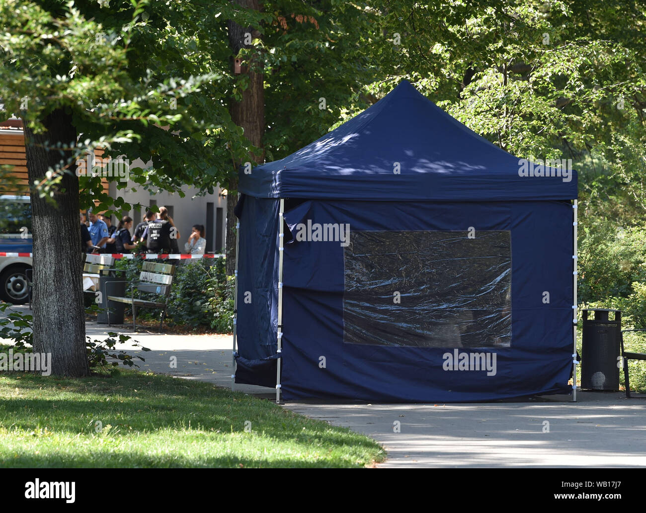 Police evidence tent hi-res stock photography and images - Alamy