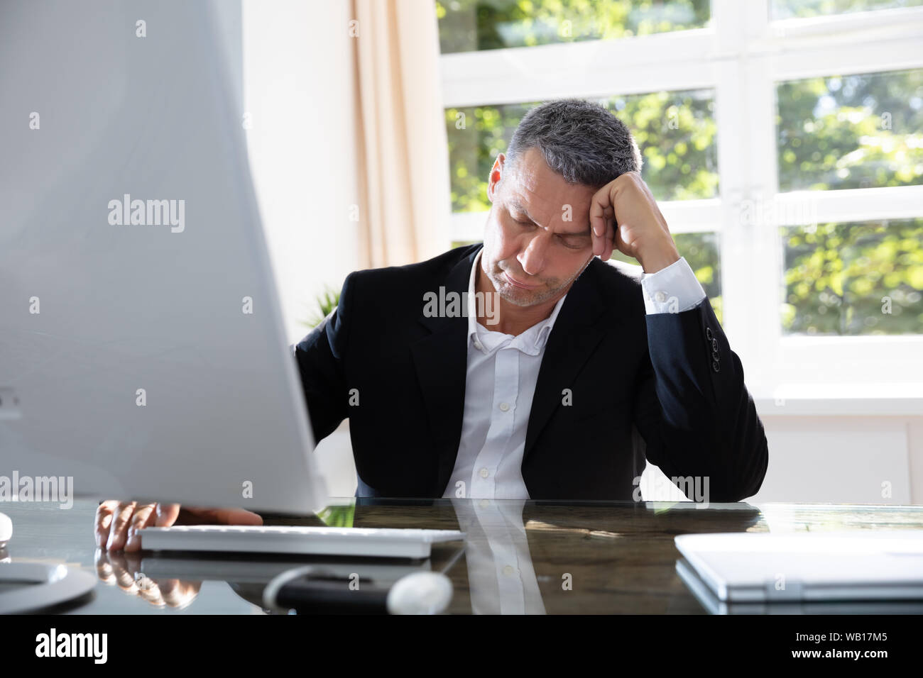 Sleeping in office hi-res stock photography and images - Alamy