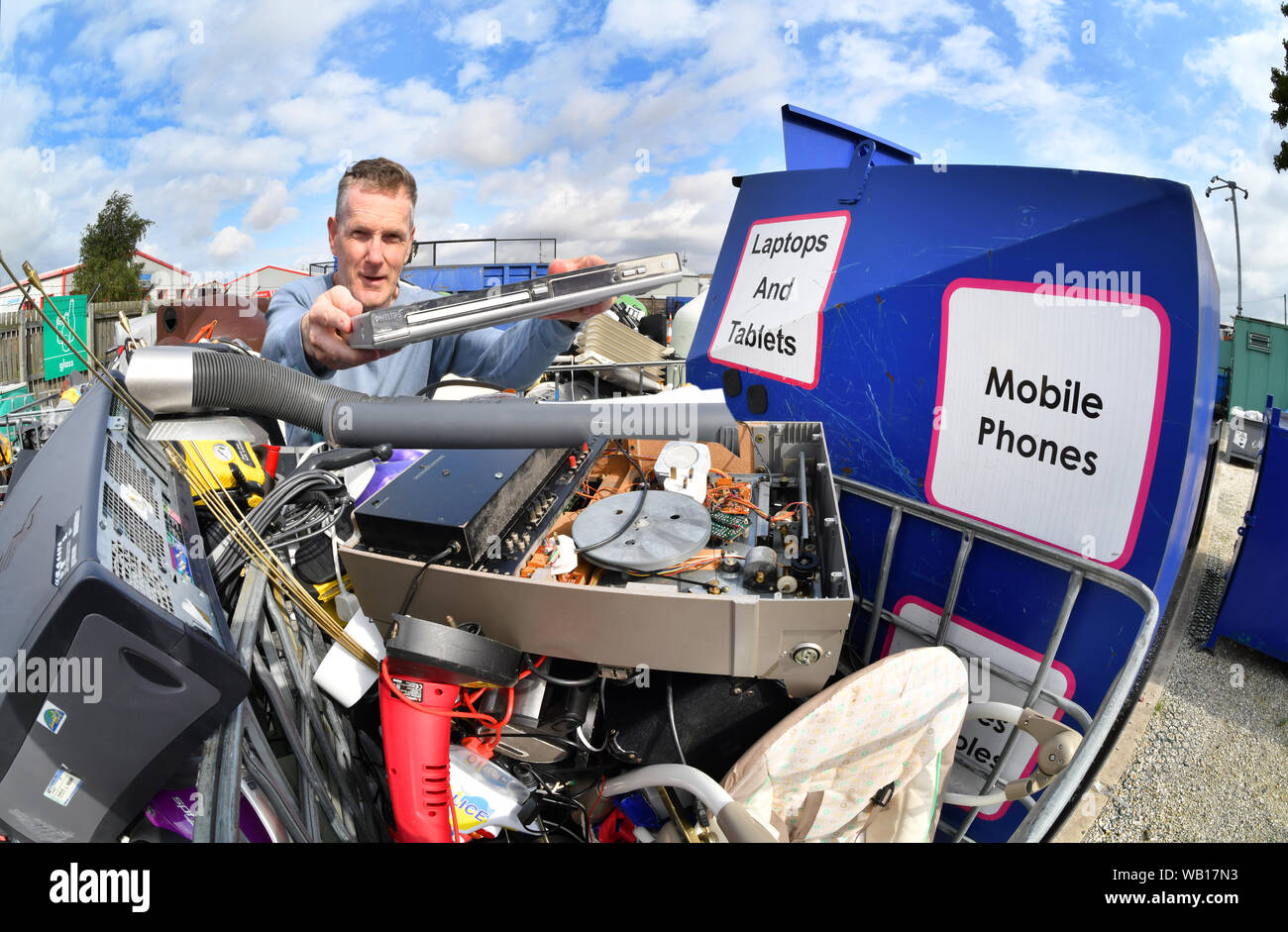 Person recycling uk hi-res stock photography and images - Alamy