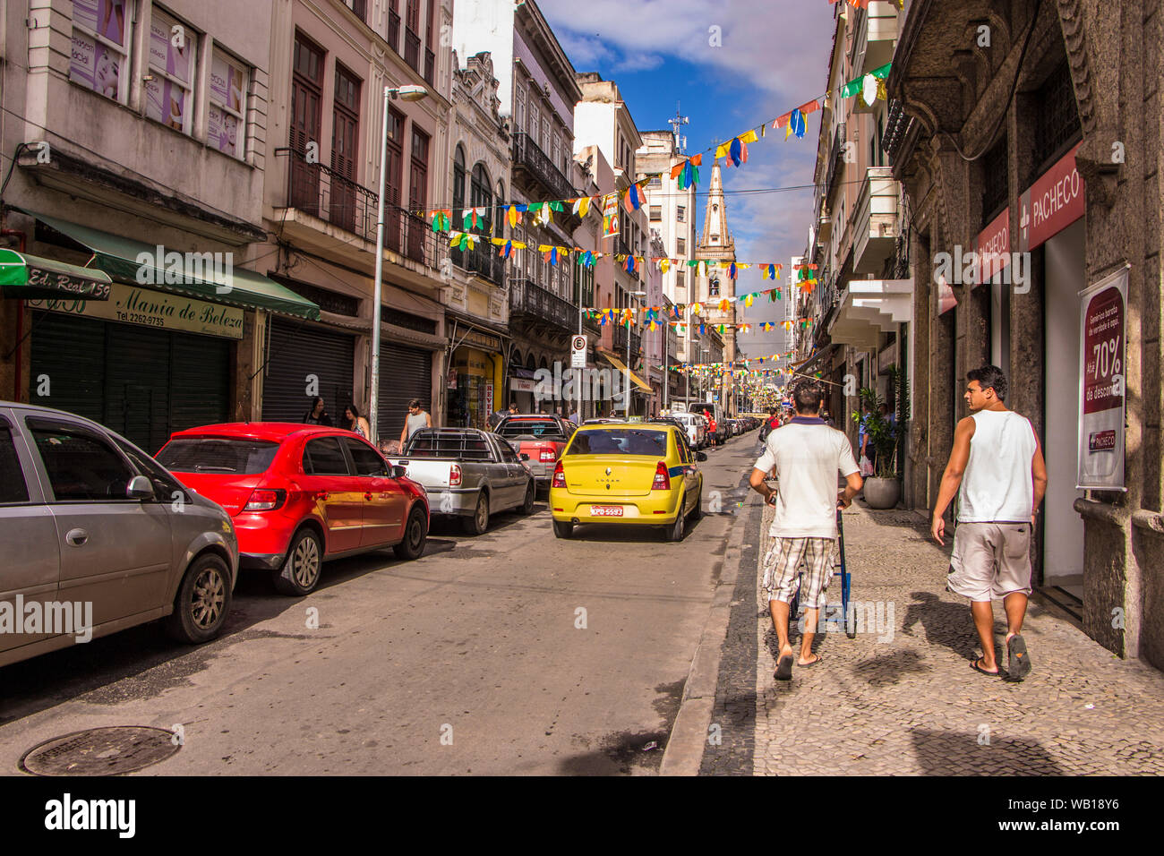 Popular shopping center hi-res stock photography and images - Alamy