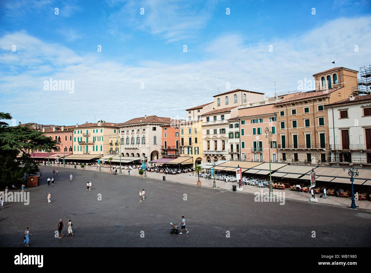 Cafes and restaurants in piazza bra hi-res stock photography and images ...