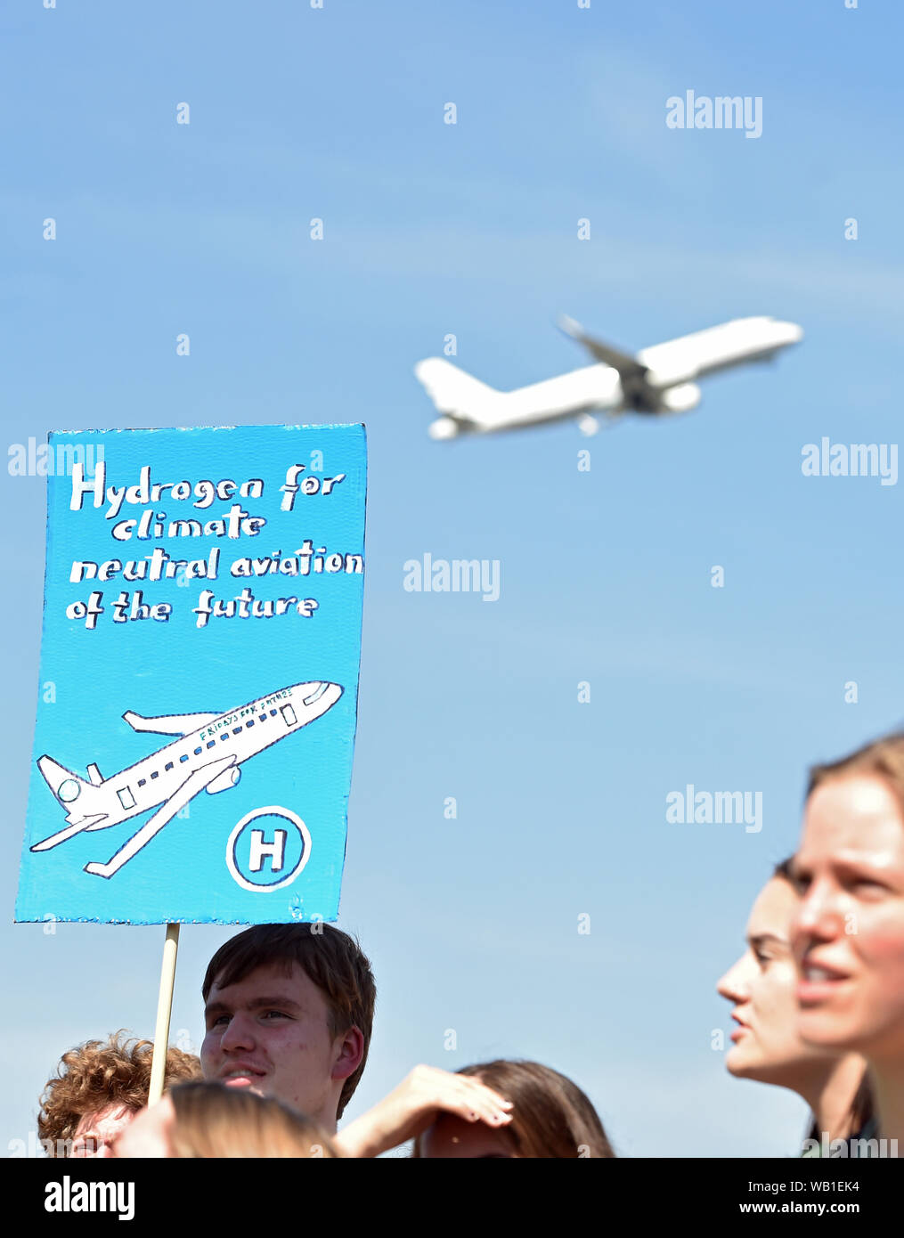 Duesseldorf, Germany. 23rd Aug, 2019. Participants in the climate ...