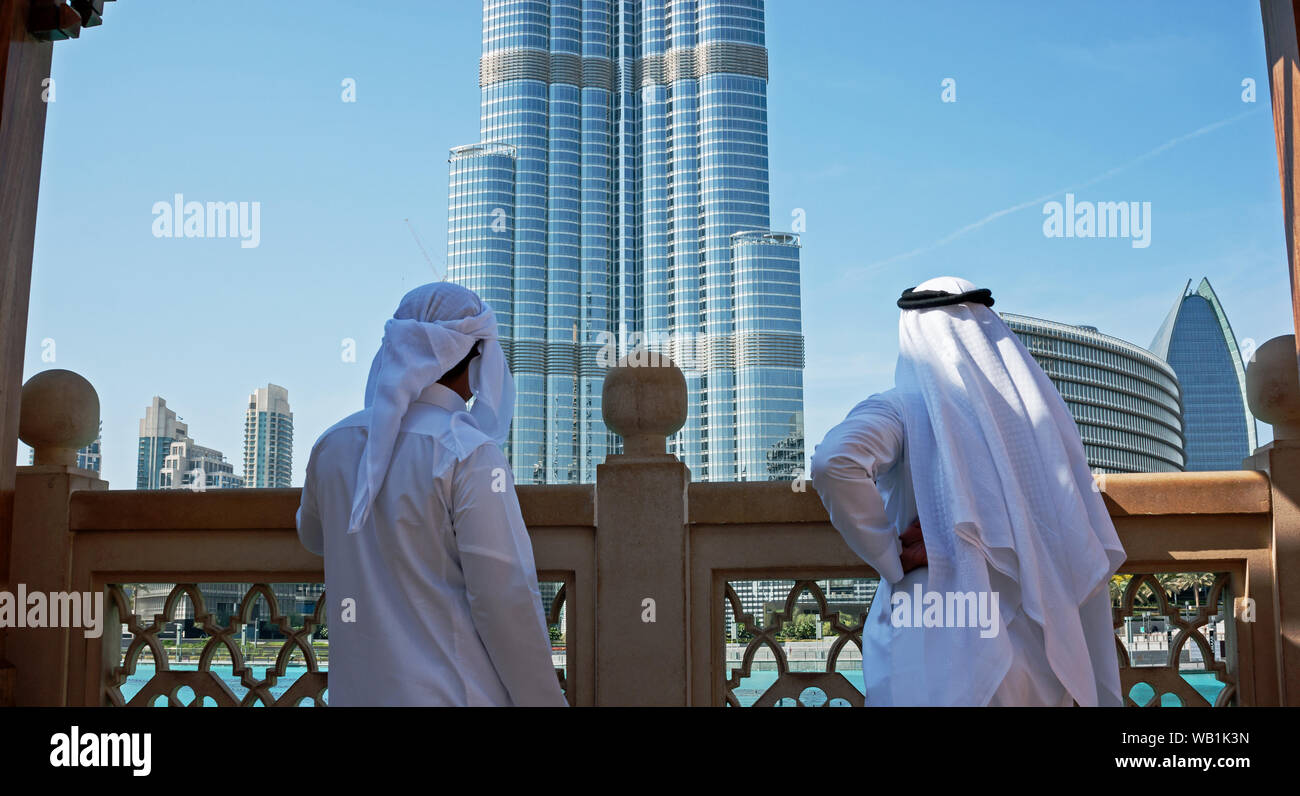 Two anonymous Arab men in traditional white clothing Stock Photo - Alamy