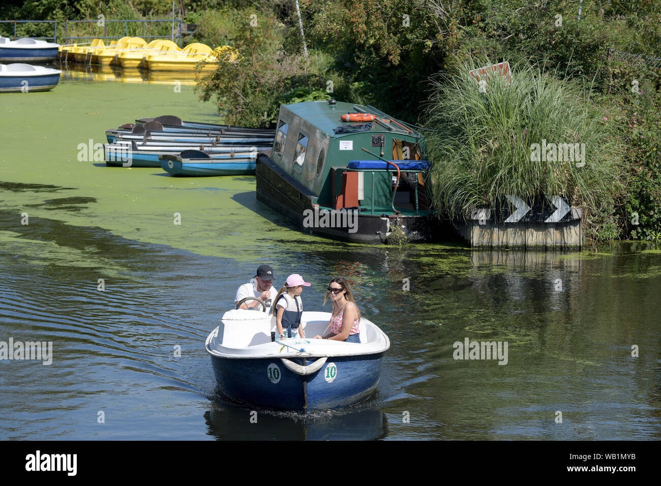 Lee Valley Boat Centre Broxbourne Hertfordshire, With hot wether ...