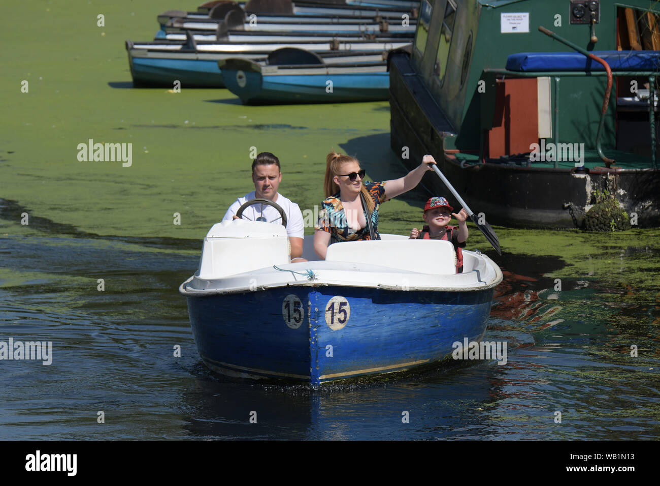 Lee Valley Boat Centre Broxbourne Hertfordshire, With hot wether ...