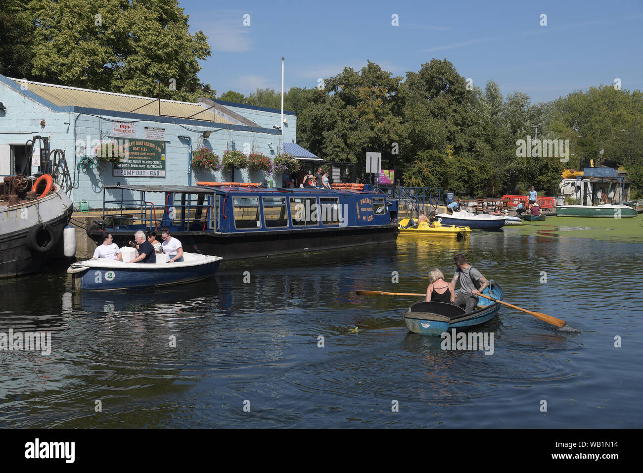 Lee valley boating centre hi-res stock photography and images - Alamy