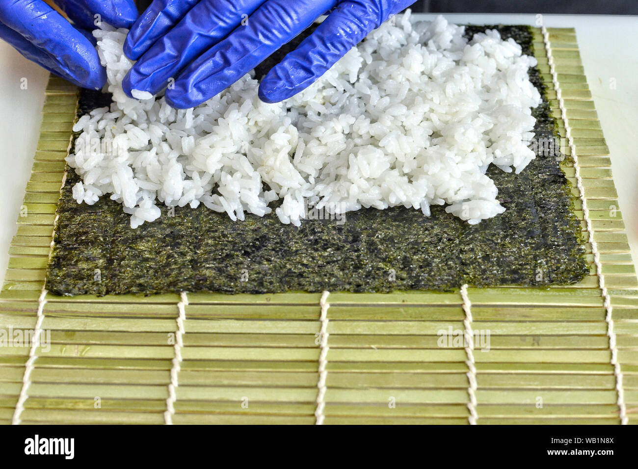 Japanese chef making sushi restaurant hi-res stock photography and ...