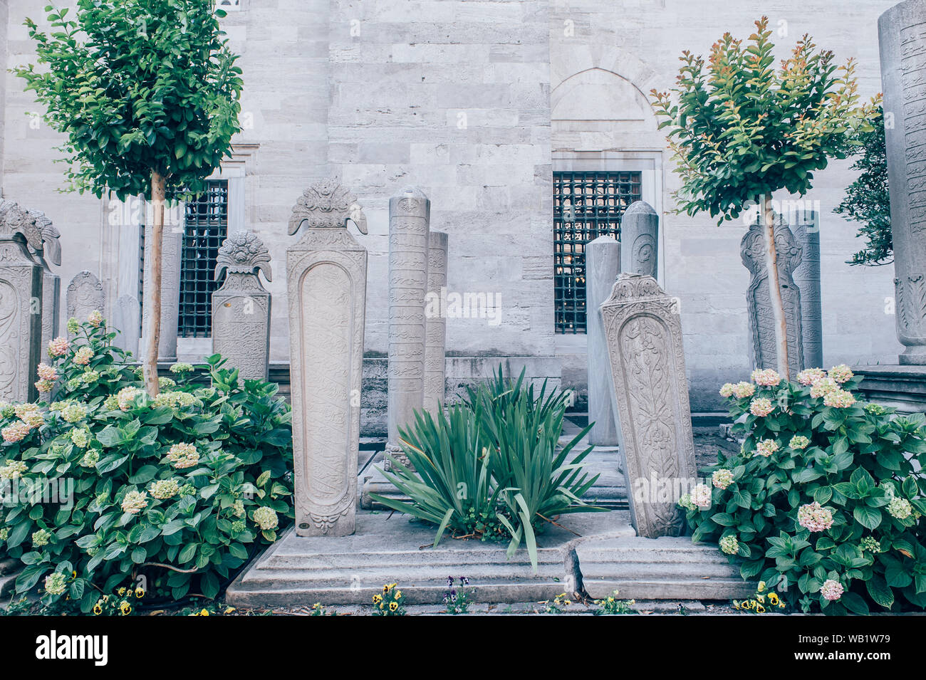 ISTANBUL, TURKEY - 31. MAY 2019. Suleymaniye Mosque Cemetery with tomb ...