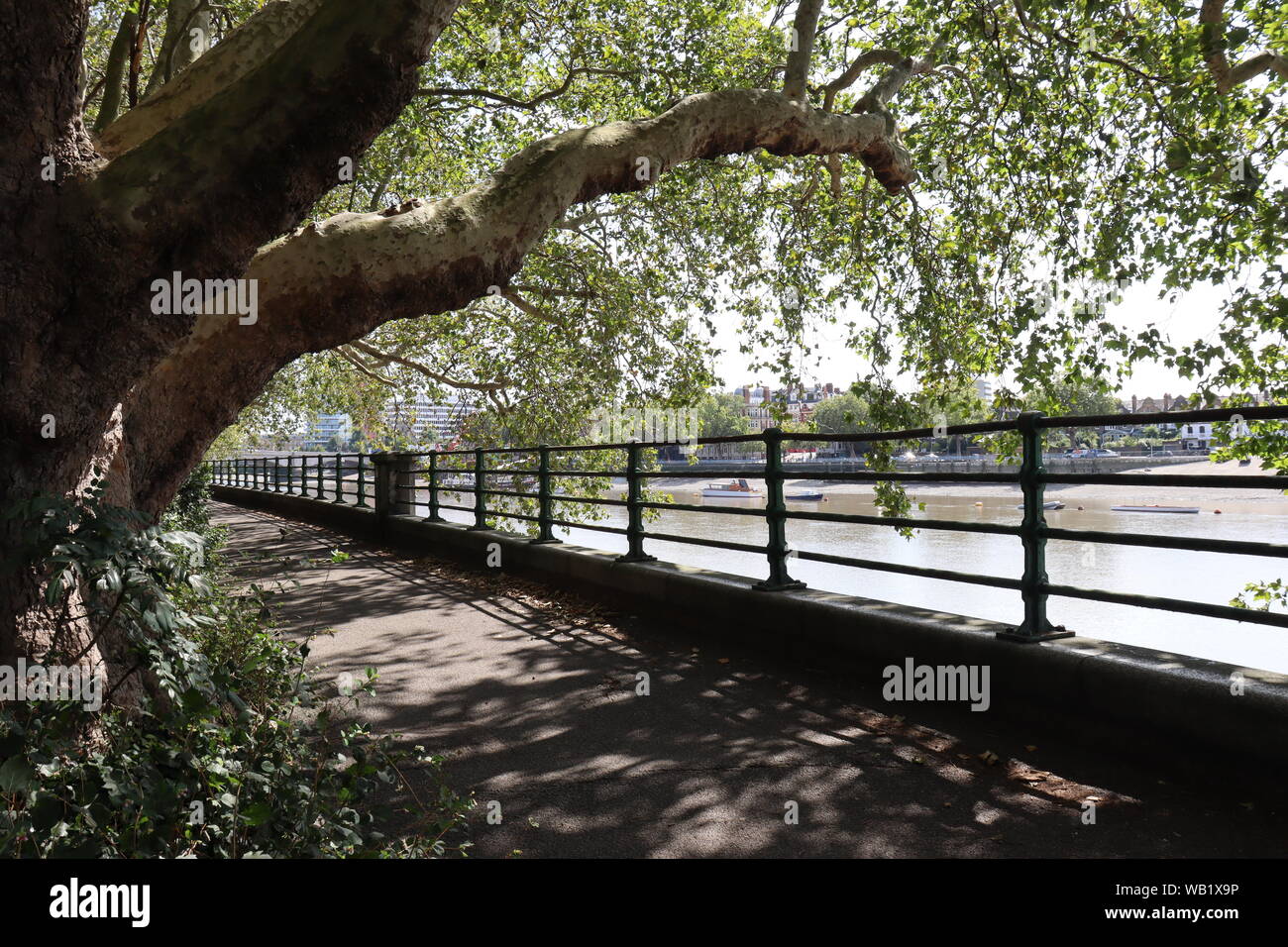 Thames riverside path hi-res stock photography and images - Alamy