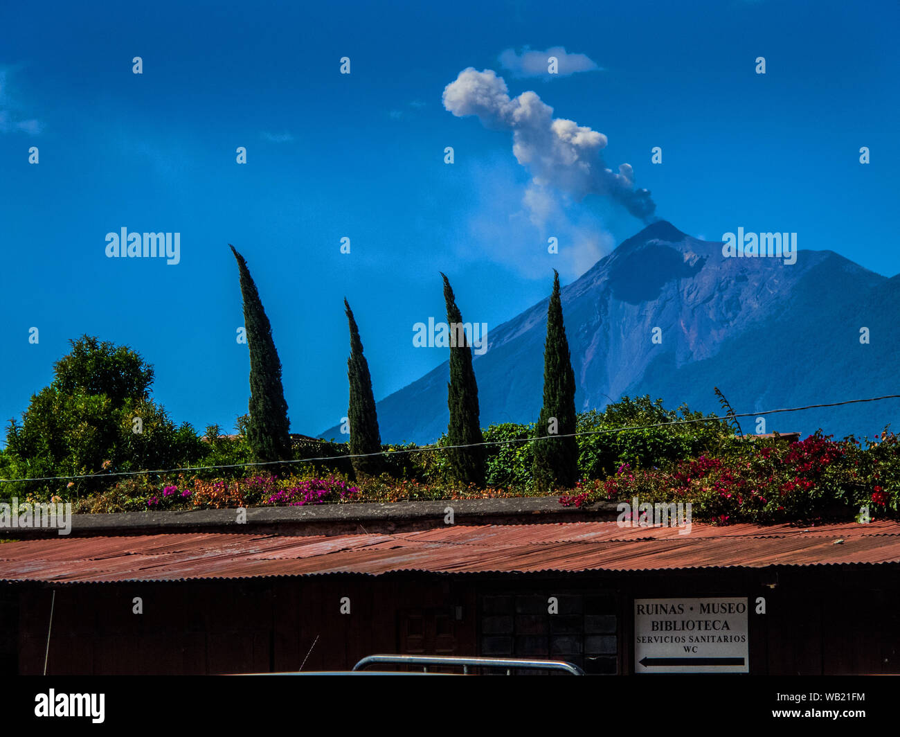 Volcan agua hi-res stock photography and images - Alamy