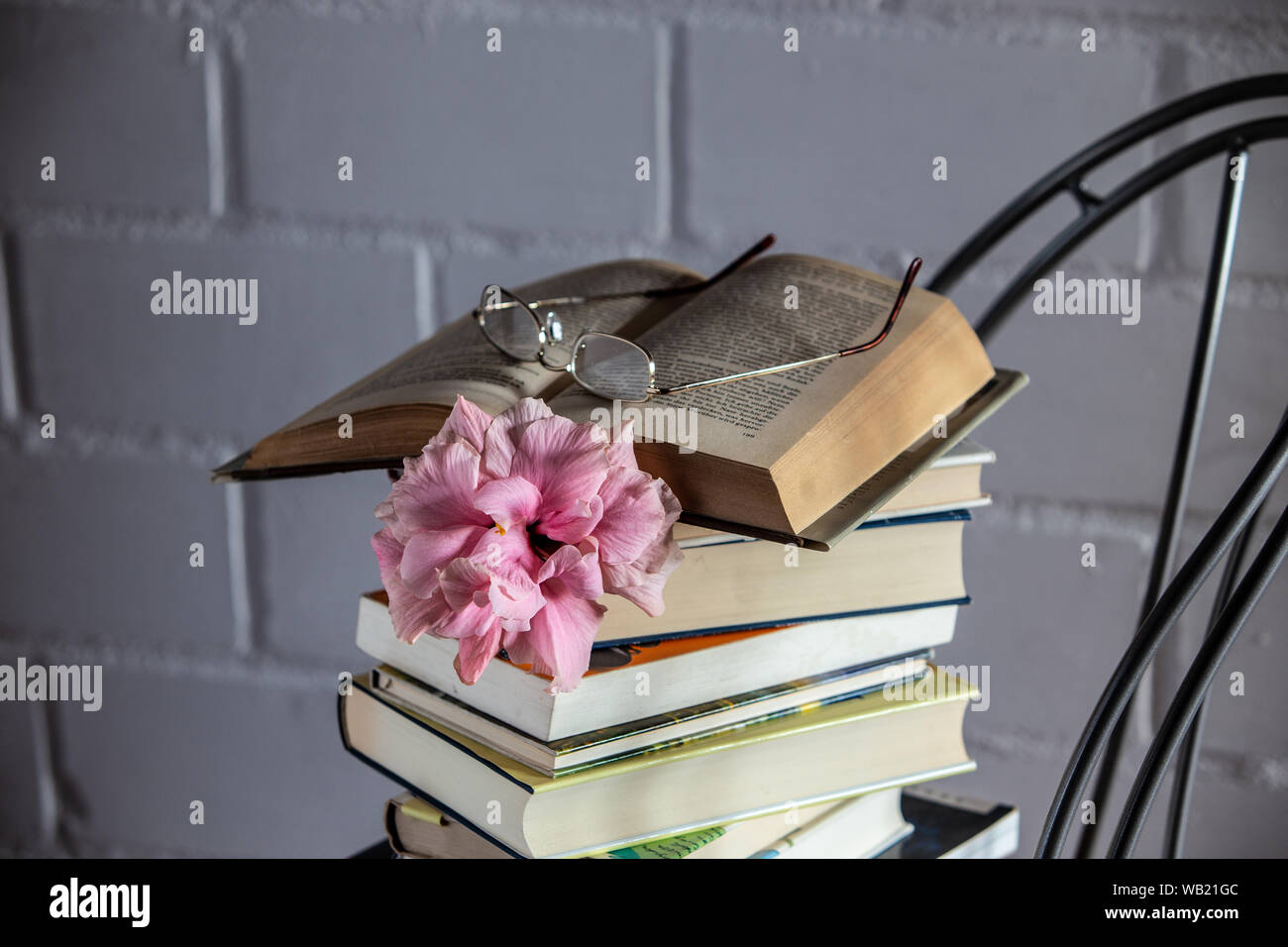 Book stack flower hi-res stock photography and images - Alamy