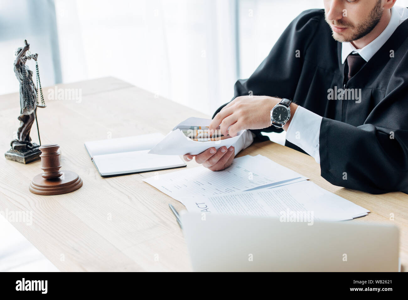 Judge holding cash hi-res stock photography and images - Alamy