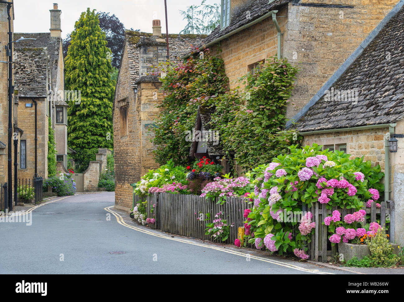 Cotswolds villages summer hi-res stock photography and images - Alamy