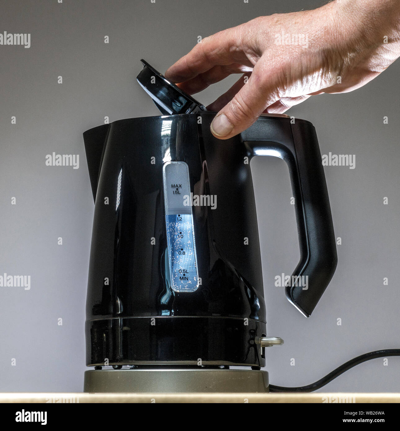 Black kettle hi-res stock photography and images - Alamy