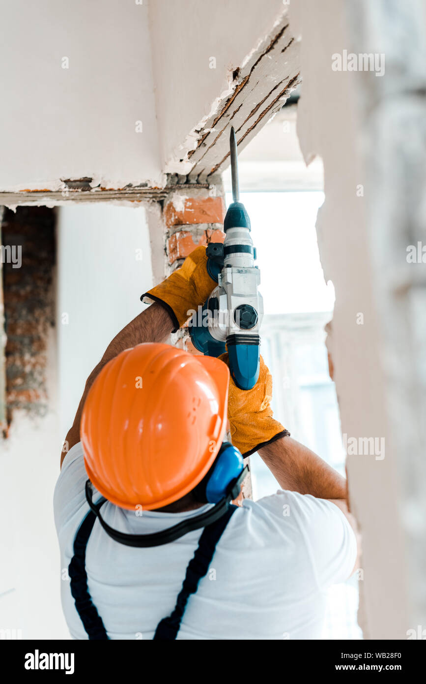 Workman using hammer on hi-res stock photography and images - Alamy