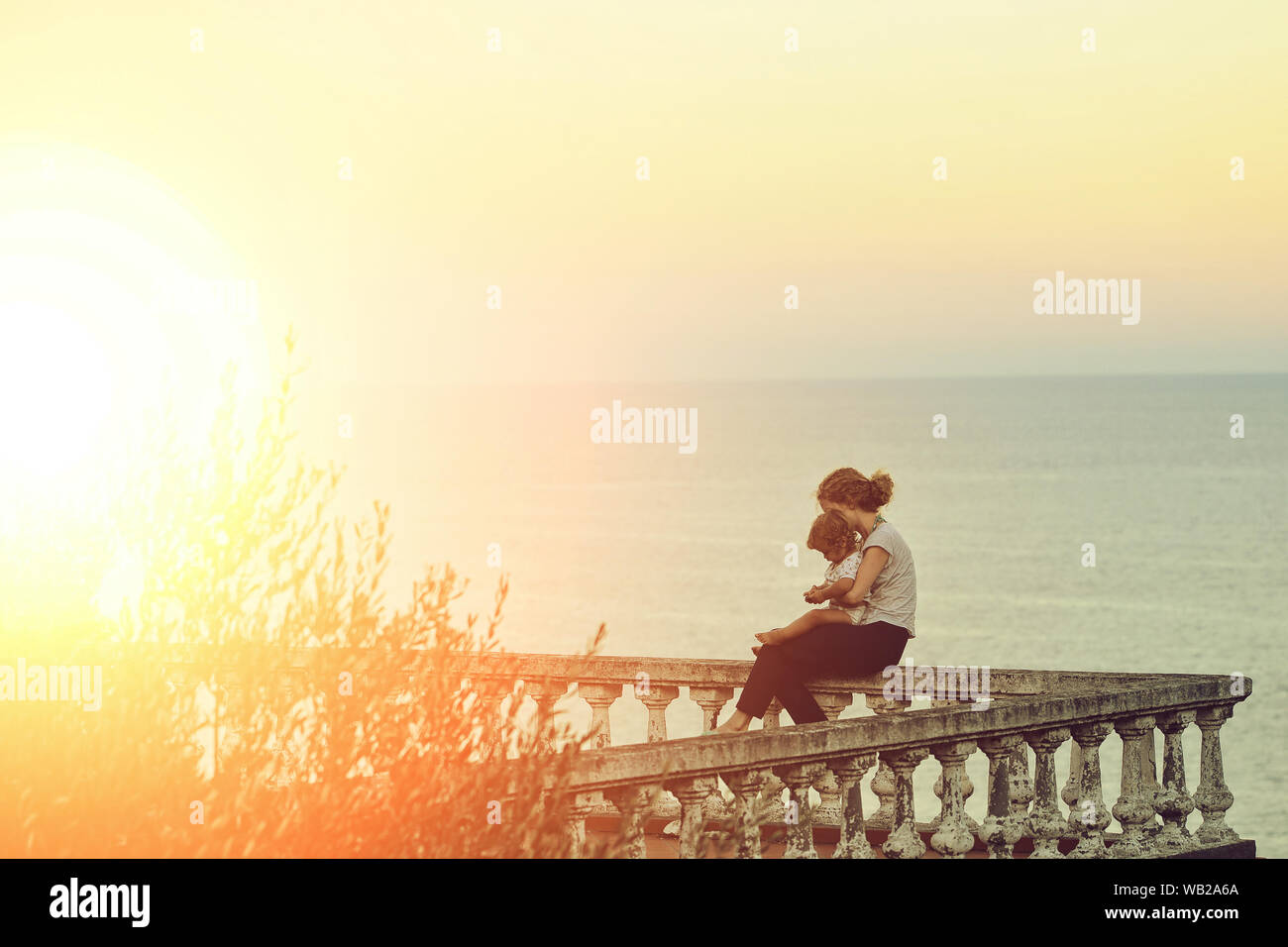 Son parapet hi-res stock photography and images - Alamy