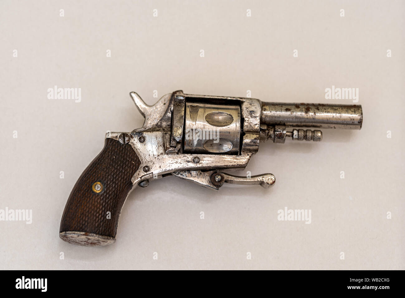 Antique vintage gun pistol hi-res stock photography and images - Alamy