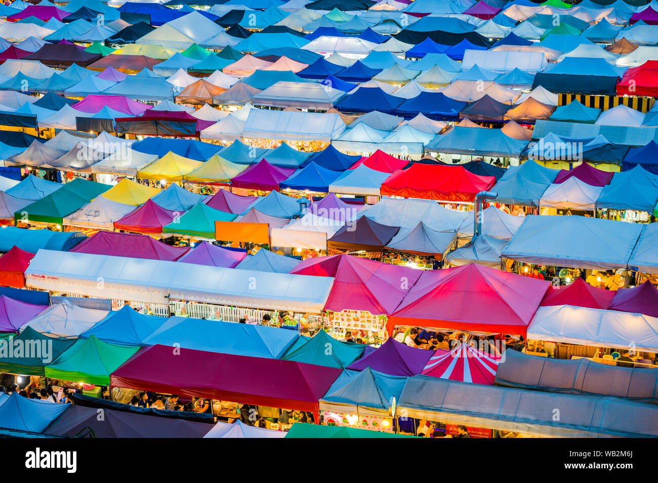 Ratchada Rot Fai Train night market, Bangkok Stock Photo - Alamy