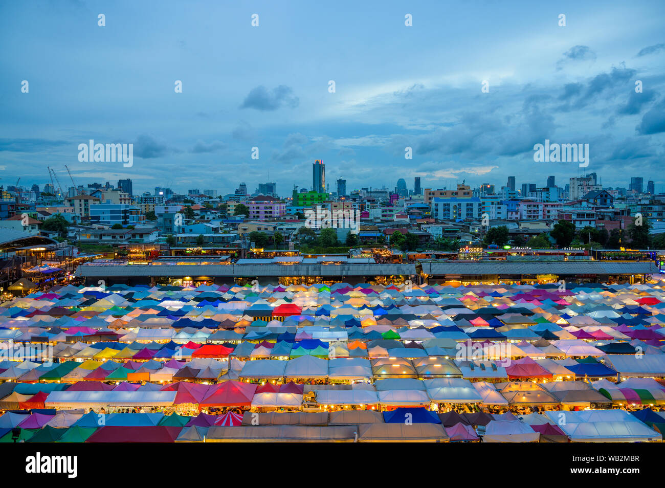 Ratchada Rot Fai Train night market, Bangkok Stock Photo - Alamy