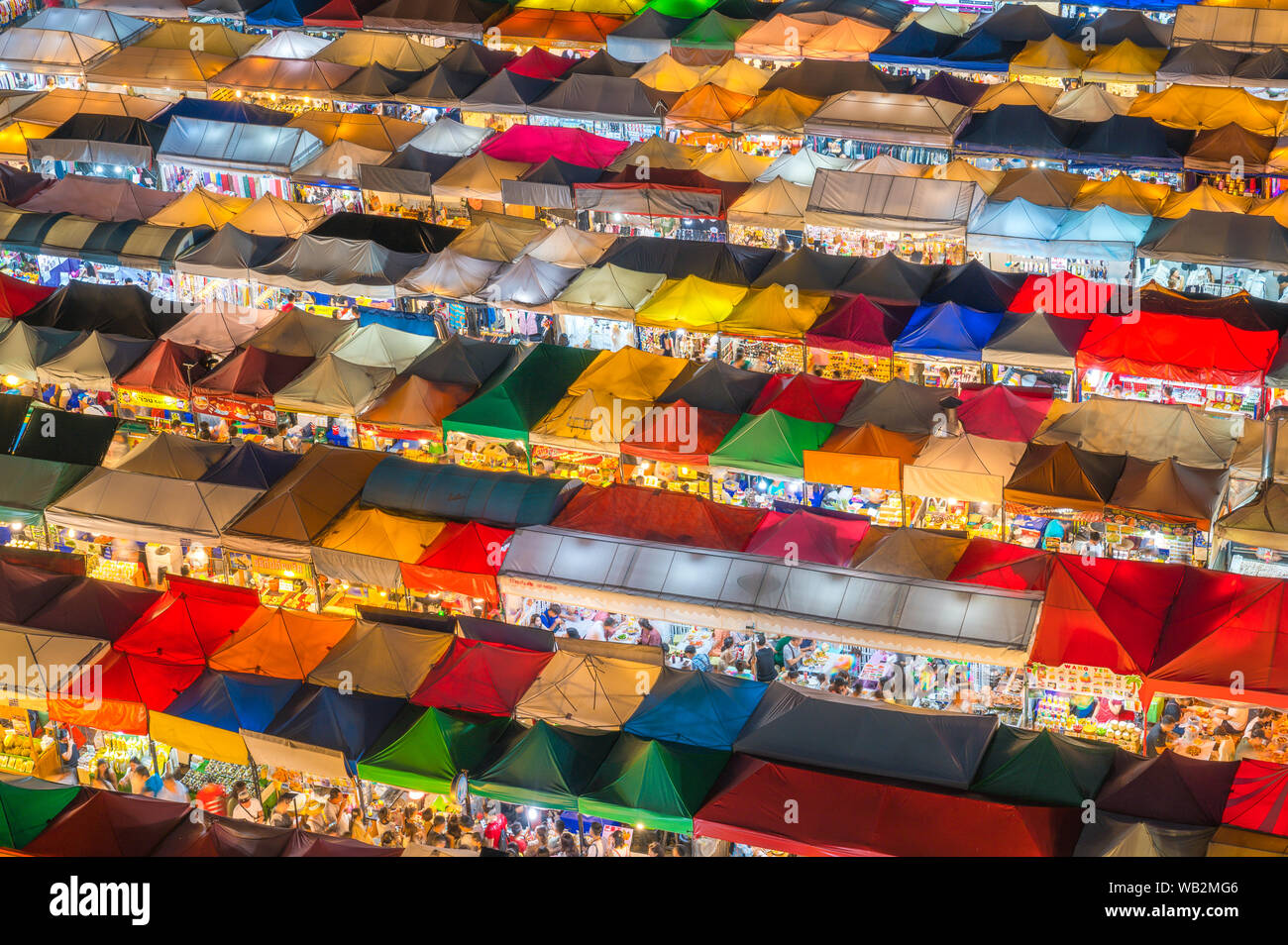 Ratchada Rot Fai Train night market, Bangkok Stock Photo - Alamy